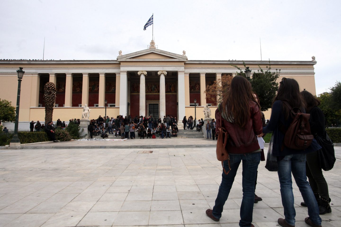 Φοιτητές προγραμματίζουν κινητοποίηση στα Προπύλαια ενάντια στο ...